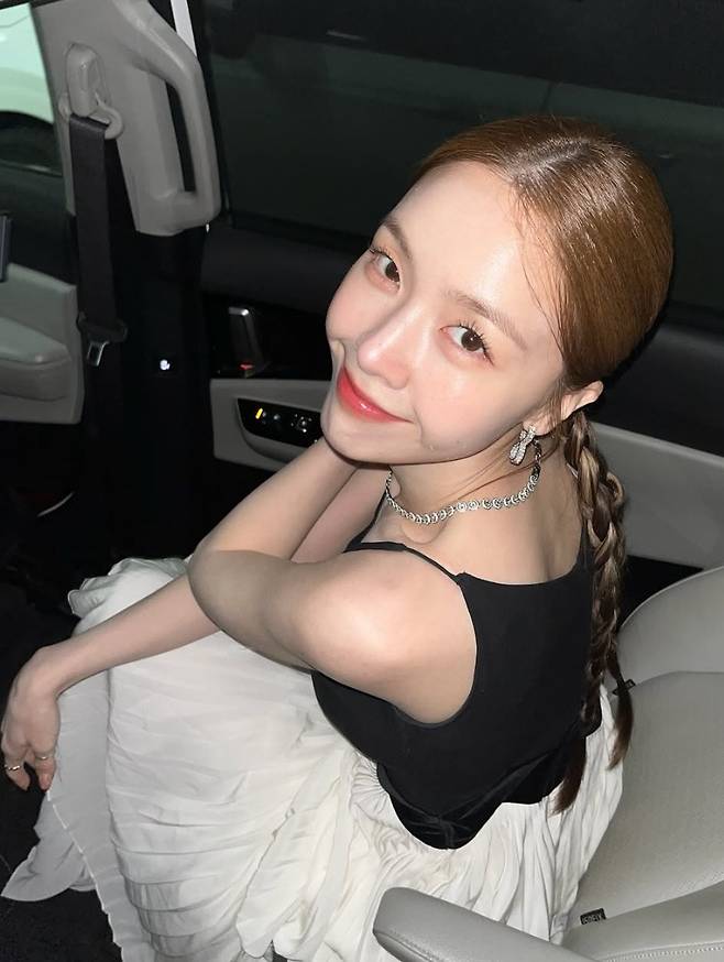 엄정화가 감탄한 모공 하나 없이 뽀얀 아기 피부 31세 여가수 배우의 드레스 룩 스타와 패션