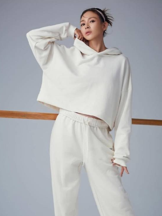 48세에 이런 몸매 가능해” 야노시호 ‘완벽 발레핏 뽐낸 레깅스크롭 애슬레저룩 스타와 라이프