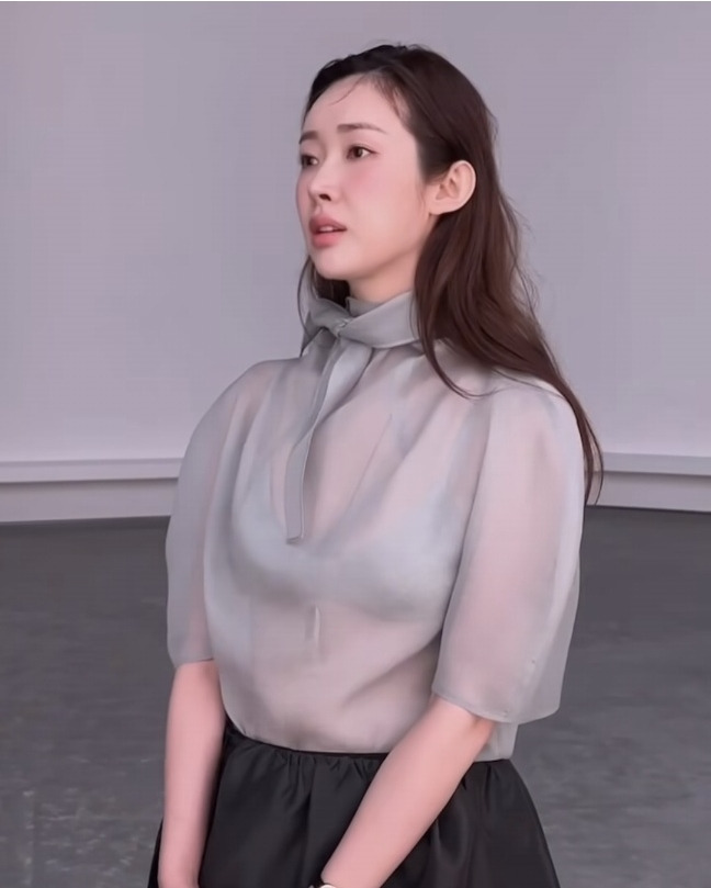 인스타그램 사복 장인 걸쳤다 하면 품절대란 여배우 우아한 시스루 블라우스룩 스타와 패션