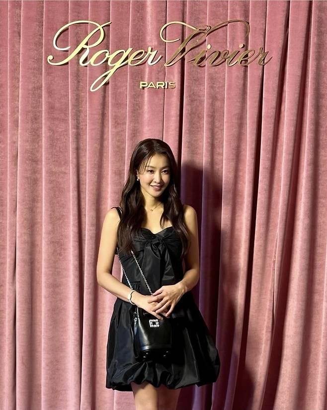 "프랑스 젠틀맨도 홀렸다" 169cm 52kg 인형미모 뽐낸 여배우 리본 드레스룩 | 스타와 라이프