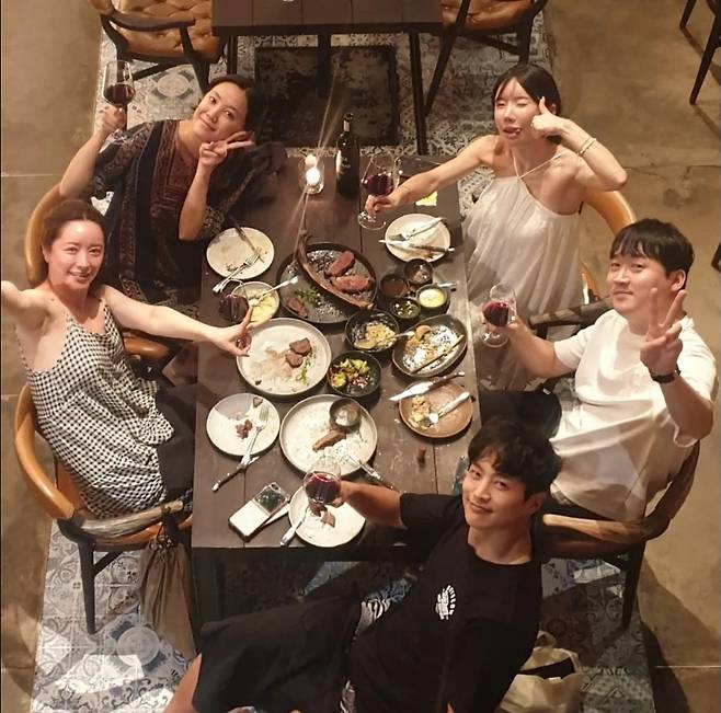 고은아 온가족 발리로 훌쩍 후끈하게 즐긴 피서 플라워 로브 바캉스룩 뷰티는 내운명