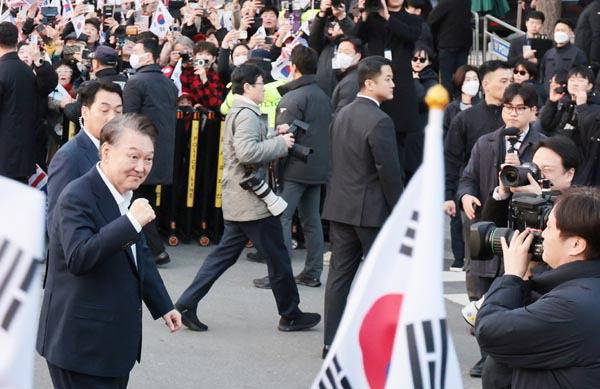 尹 외부활동 자제속 헌재 주시석방 때 주먹인사 野 ‘뭇매종합