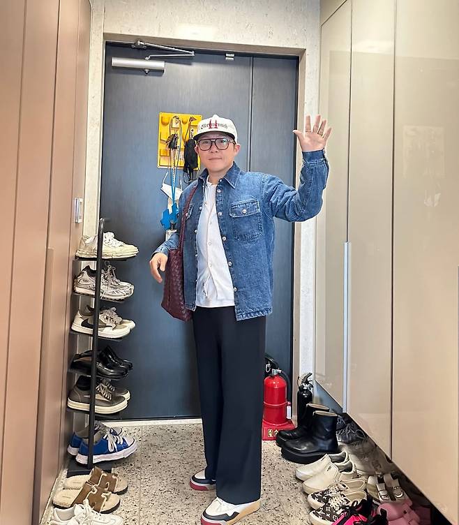 9세 연하와 결혼한 새신랑이 된 42세 개그맨의 출근룩 투데이 셀럽패션