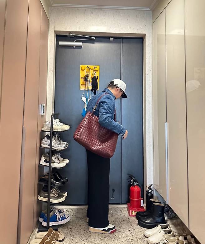 9세 연하와 결혼한 새신랑이 된 42세 개그맨의 출근룩 투데이 셀럽패션