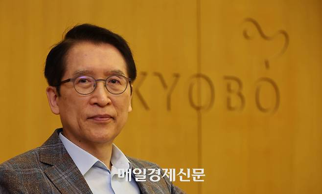 신창재 교보생명 회장 담보대출 여력 ‘1조원 배당 늘리고 지주사 전환 앞당긴다
