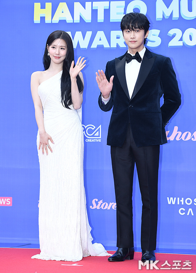 얼마나 예쁘길래 여가수 나보다 예쁜 사람 없어 여신급 비주얼 뽐낸 드레스룩 대본은 내운명