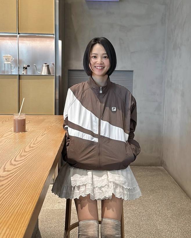 뒷모습은 영락없는 여고생 결혼 10년 차에 아들까지 낳은 여배우 러블리 나들이룩 뷰티는 내운명