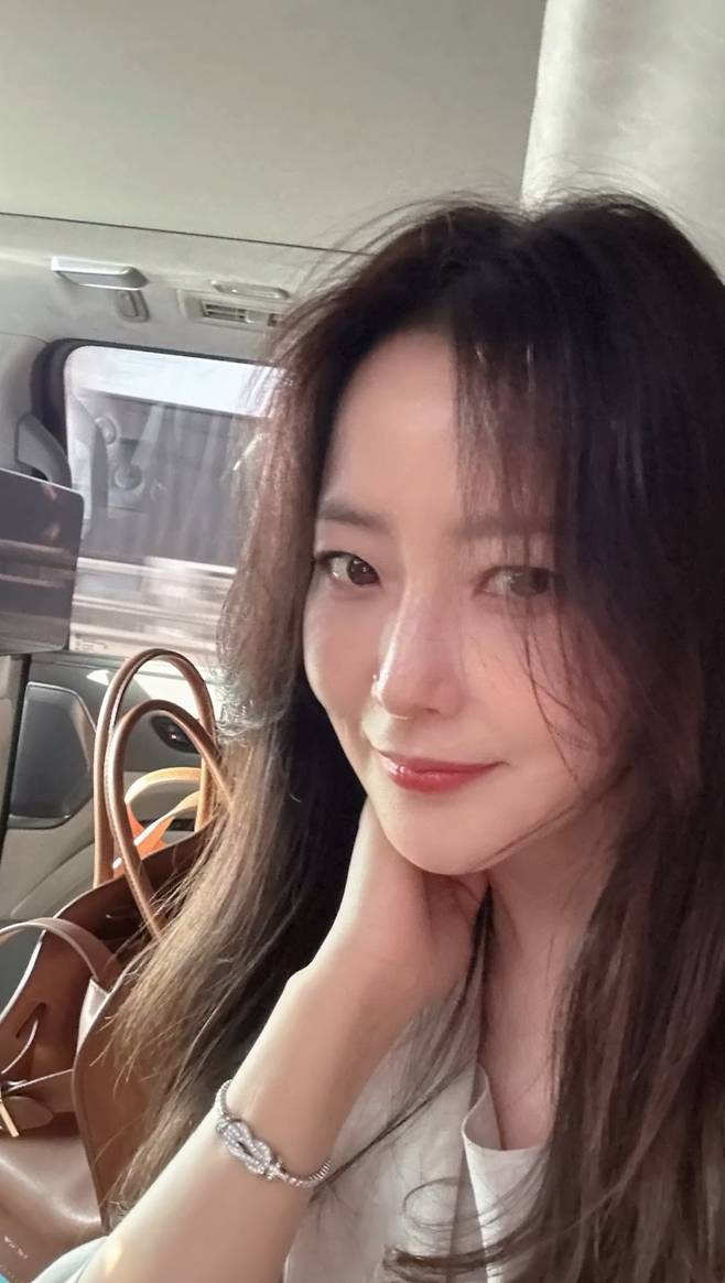 김희선 48세 맞아 헝클어진 머리도 청순 콩깍지 초동안 미모 뽐낸 코트룩 뷰티는 내운명