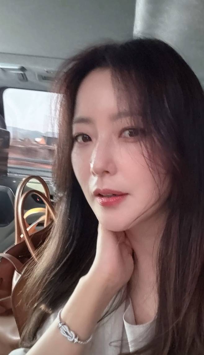 김희선 48세 맞아 헝클어진 머리도 청순 콩깍지 초동안 미모 뽐낸 코트룩 뷰티는 내운명