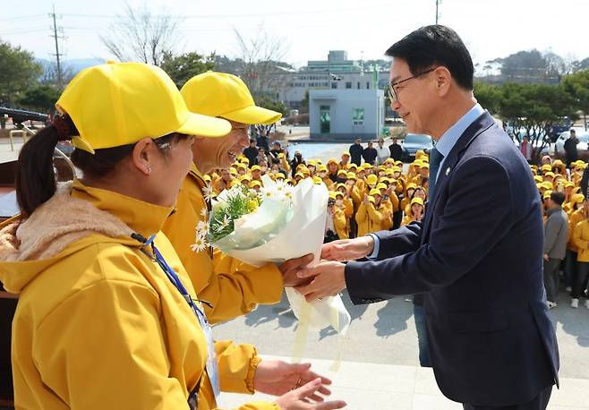 농사 도우러 왔어요외국인계절근로자 2600명 입국 시작한 고창군
