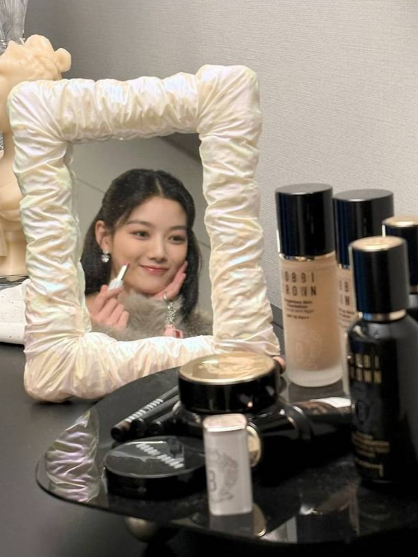 아역 스타의 美친 변신 퍼재킷 벗은 ‘국민 여동생 드레스룩으로 성숙미 폭발 대본은 내운명