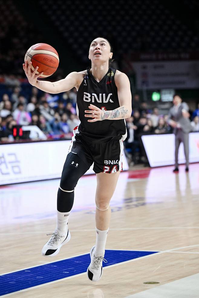 우리은행-BNK, 2년 만에 WKBL 챔프전 맞대결...승부처는 체력