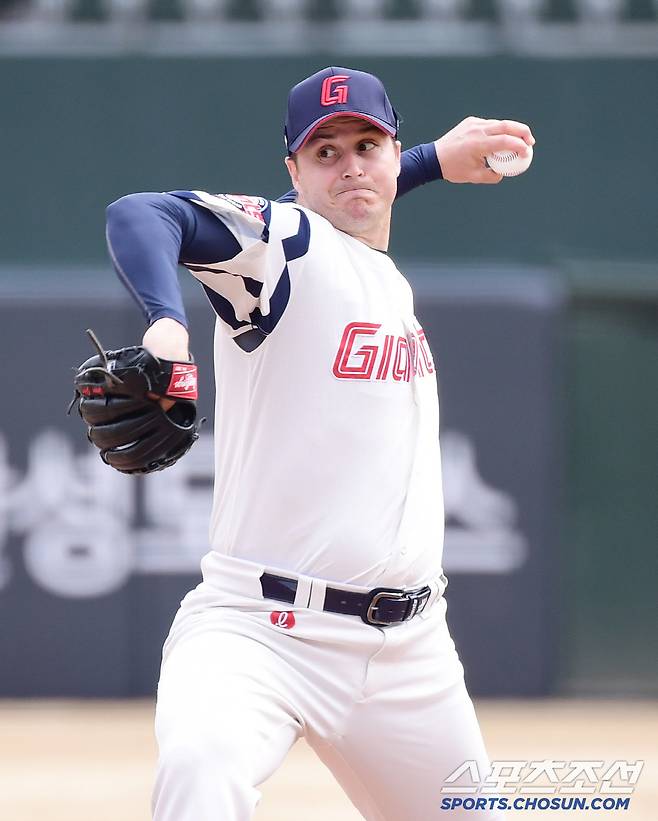 "구위 좋고 공격적" 사령탑 찬사와는 달랐다? 데이비슨 1선발 괜찮을까…'4이닝 10출루→1실점' 진땀투 [부산리포트]