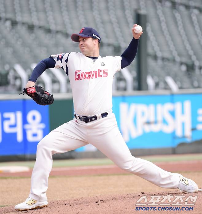 "구위 좋고 공격적" 사령탑 찬사와는 달랐다? 데이비슨 1선발 괜찮을까…'4이닝 10출루→1실점' 진땀투 [부산리포트]