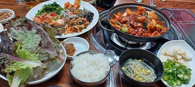 시골 쌈밥집에서 퓨전이라니 지리산 자락서 만난 영호남의 맛 김도언의 너희가 노포를 아느냐