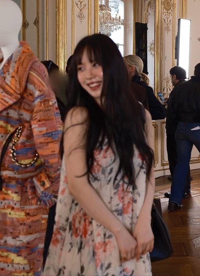 고민시 동화 뚫고 나온 하늘하늘 꽃미모 패션쇼 들썩인 꽃무늬 원피스룩 패션엔