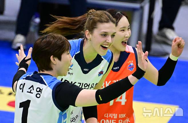 여자배구 현대건설 Ibk기업은행에 덜미불안한 2위