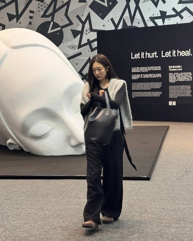 금새록 상하이 중국미녀 못지않아 Cg같은 인형비율 헤어 밴드까지 러블리 올블랙 스트릿룩 뷰티는 내운명