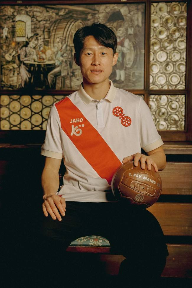 오피셜 메인 모델 이재성사상 첫 챔스 노리는 마인츠 창단 120주년 기념 유니폼 공개