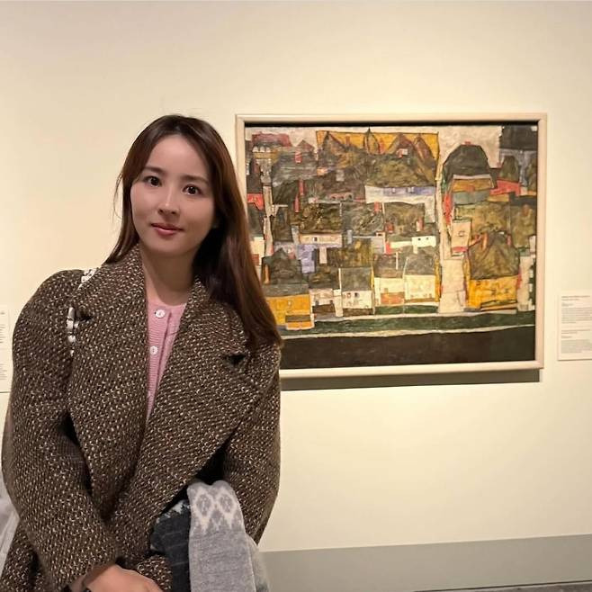 8살 연하 남편보다 더 어려 보인다고 세월 비껴간 43세 여배우 트위드 코트룩 스타와 패션