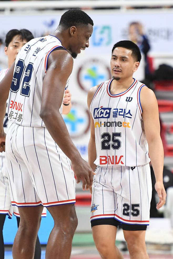 [BK 리뷰] ‘인사이드 장악’ KCC, 현대모비스에 완승‥12연패 탈출