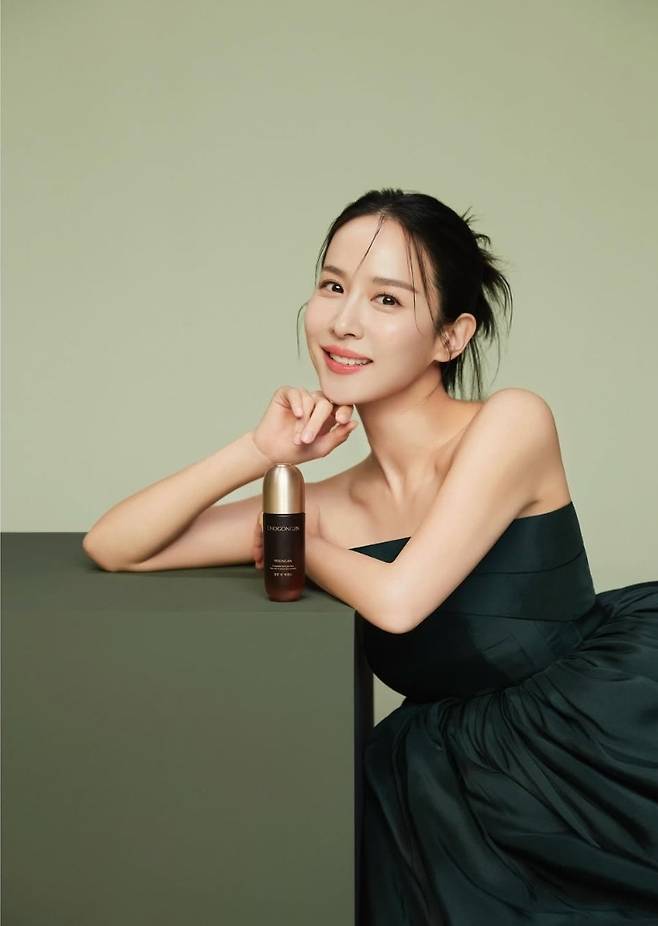 조여정 44살 맞아 너무 내린 오프숄더 머리 묶은 초동안 미모 드레스룩 뷰티는 내운명