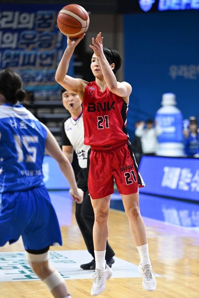 ‘봄의 여왕’ 박혜진 누가 막나! BNK, 김단비의 우리은행 꺾고 창단 첫 챔프전 1차전 승리…우승 확률 72.7% 차지 [MK아산]