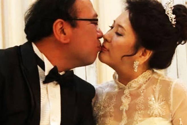 10살 연하 팬과 16년 동거하다가 재혼한 여배우가 겪게 된 안타까운 일 뉴스에이드