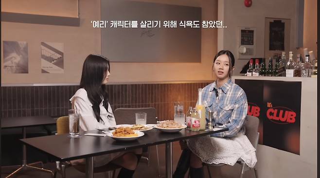 드라마 캐릭터때문에 37kg까지 감량했던 25세 여배우의 화이트 프릴 블라우스룩 | 투데이 셀럽패션