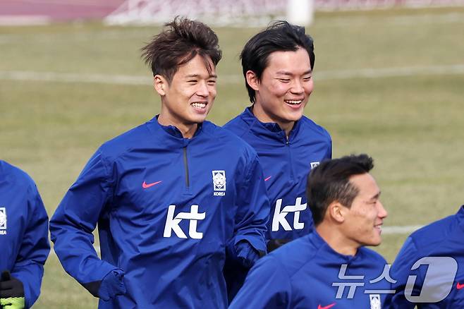 축구 대표팀 첫 훈련홍명보 감독도 함께 뛰며 선수들과 호흡