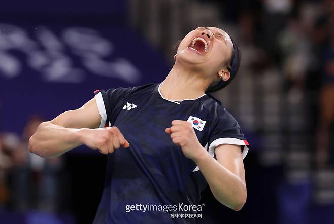 절뚝거리며 부상 투혼여제 안세영 왕즈이 꺾고 전영 오픈 챔피언 탈환20연승