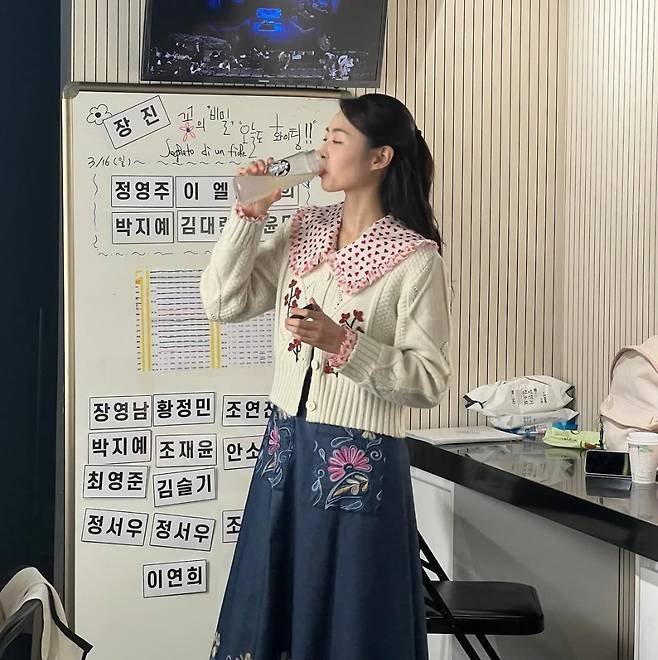 이연희6개월 애엄마 맞아 영락없는 꽃순이 꽃을 입은 봄날의 여신미모 로맨틱 롱스커트룩 뷰티는 내운명