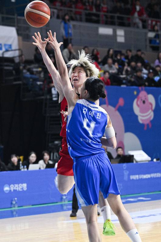 '안혜지-사키 맹활약' BNK썸, '김단비 부진' 우리은행 잡고 2연승...우승까지 단 1승