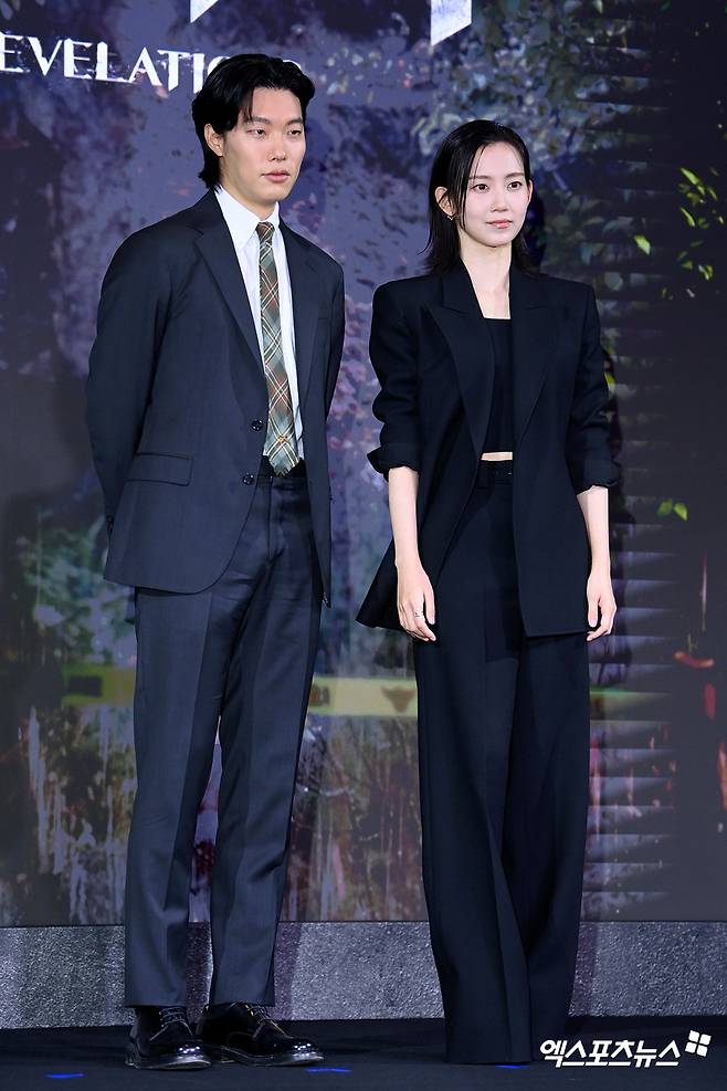 귀에서 피 나·목사에게 조언 류준열·신현빈 계시록 연상호 판타지 지웠다 종합