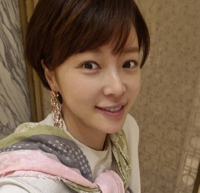 작년 불미스러운 일로 황정음 싱가포르서 변호사 만났다1년만에 달라진 삶