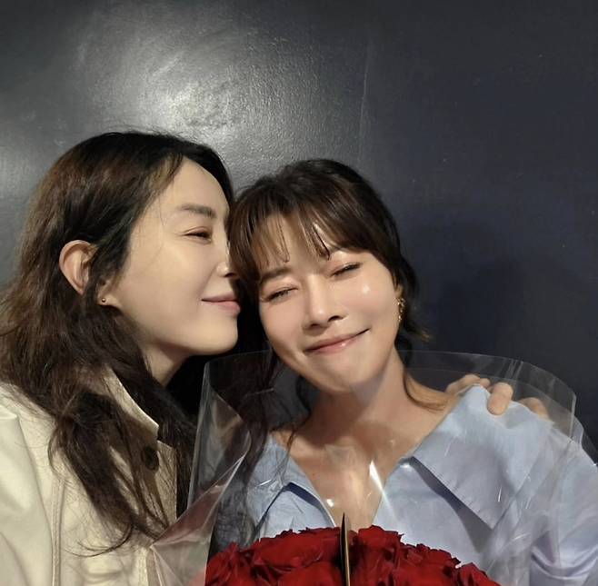송윤아 40대 유선 옆 50대 맞아 생얼에 가까운데 초동안 여신 트렌치코트룩 뷰티는 내운명