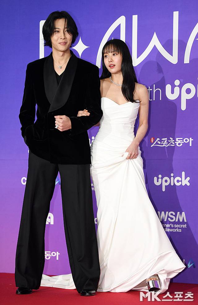 이효리 눈웃음조각 비율 ‘황금 골반까지 완벽한 그녀 드레이프 드레스룩 대본은 내운명