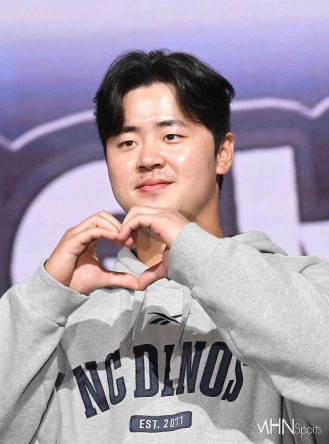 [mhn포토] 김형준 '듬직한 하트'