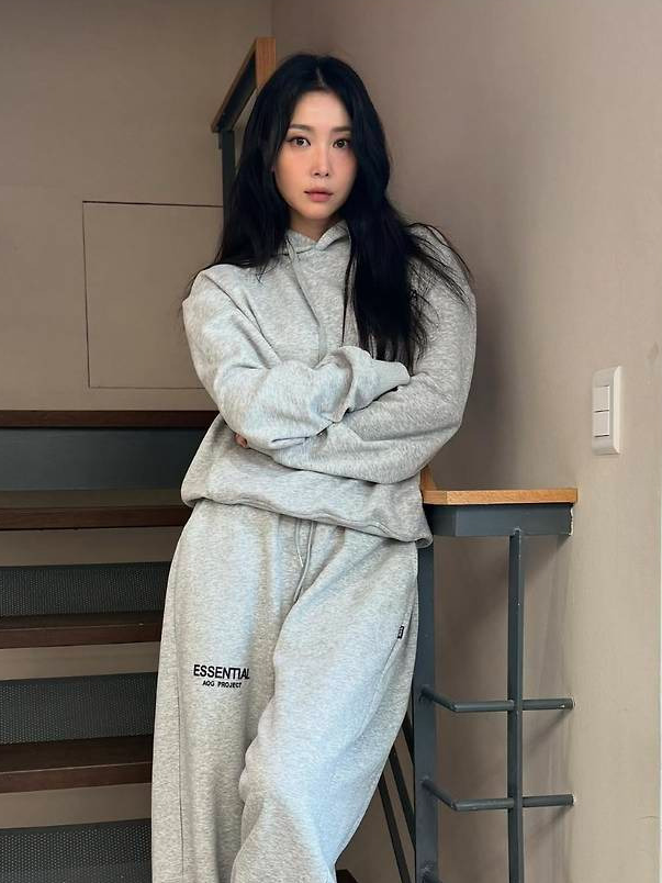 레이싱 모델 출신다운 169cm·53kg 여배우, 츄리닝도 ‘이기적인 모델핏’ 후디 조거룩 | 대본은 내운명