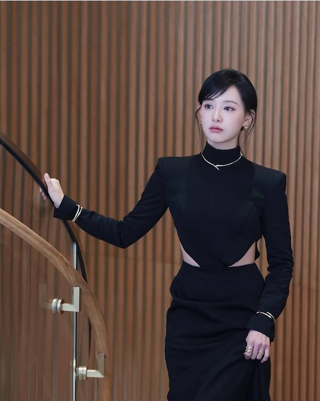 김지원 조각 같은 미모 절제된 우아함 주얼리 포인트 컷아웃 블랙 드레스룩 스타와 라이프