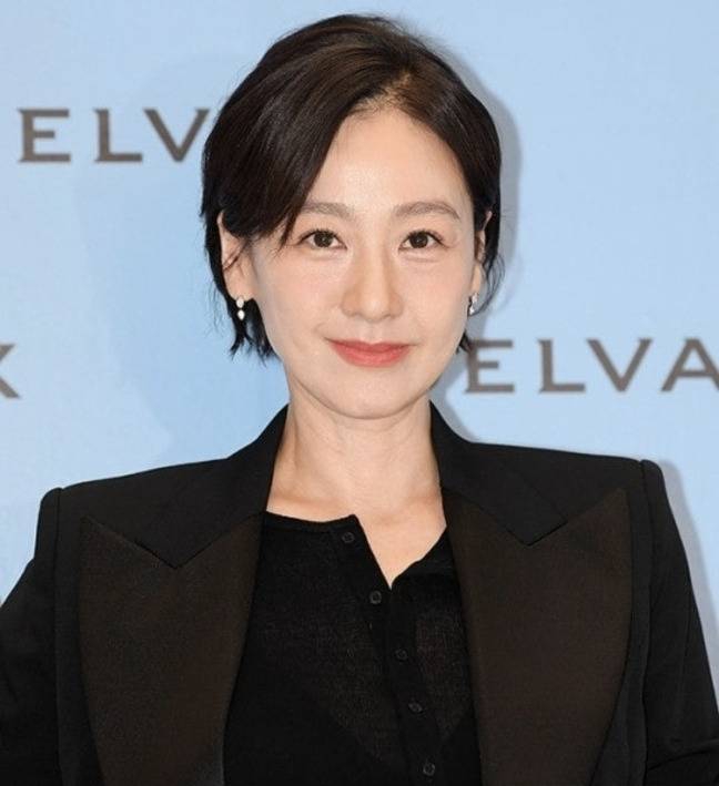 고현정이 질투하며 단언한 이 시대의 가장 아름다운 53세 동갑내기 여배우 슈트룩 스타와 패션