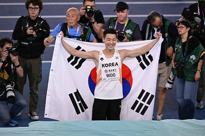 스마일 점퍼 우상혁 2m31 넘었다파리 올림픽 챔피언 꺾고 3년 만 세계실내선수권 우승