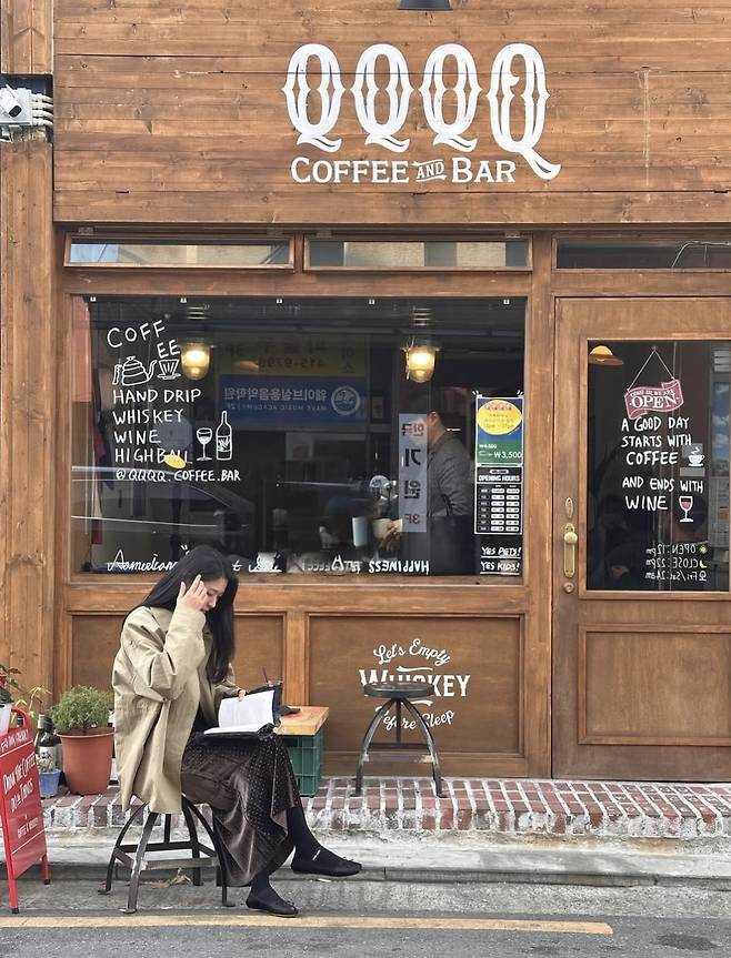 설현 마네킹이 따로 없네 미모의 9등신 비율 사랑스러운 도트 벨벳 롱스커트룩 뷰티는 내운명