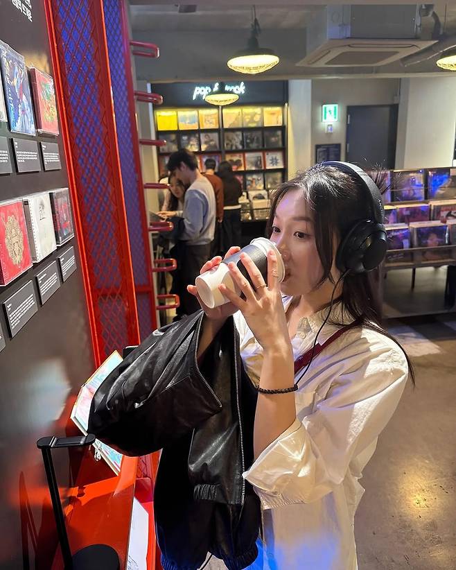 정소연 셔츠와 청치마로 편안한 일상룩 연출 K스타패션