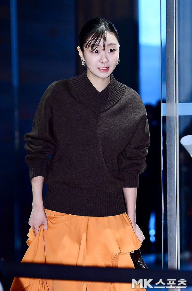 천재신인”으로 불린 여배우 볼수록 ‘햄토리 브라운 니트러플 롱스커트룩 대본은 내운명