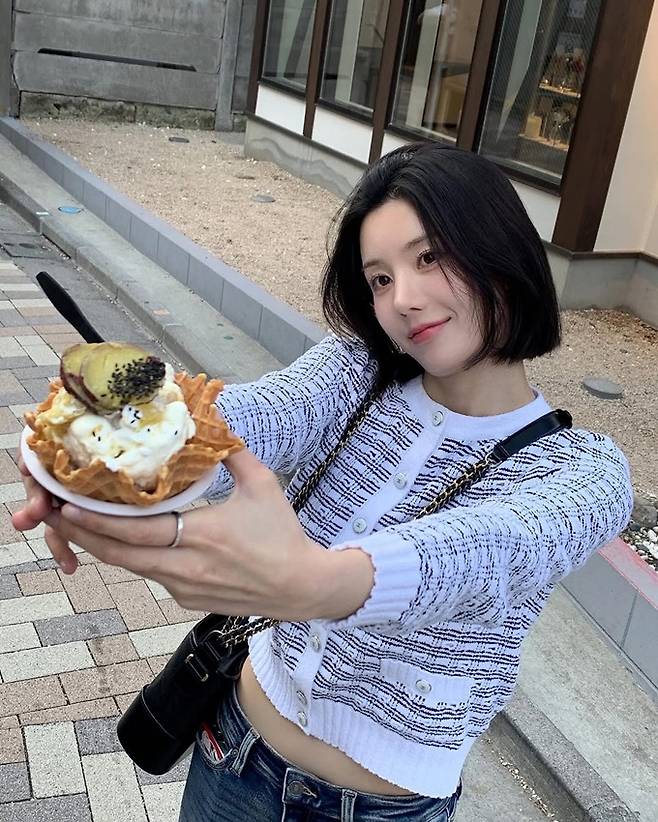 권은비 벚꽃이 활짝 일본 밤 속으로 봄 만난 숏컷 여신 니트 카디건 산책룩 패션엔