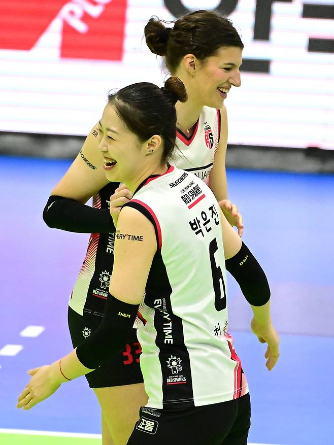 정관장 '100%' 확률 잡았다!…메가 24득점→PO 1차전서 현대건설 3-0 압도 [수원:스코어]