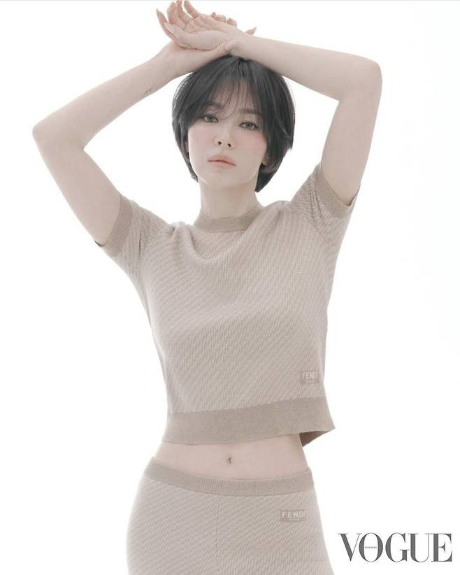 미모에 비수기 없는 탑배우 달라진 분위기에도 미모는 여전 크롭시스루 롱스커트룩 대본은 내운명