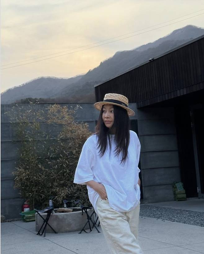황신혜 자유분방 60대 패셔니스타 밀짚 모자에 박스티 딸랑 와이드 팬츠룩 뷰티는 내운명