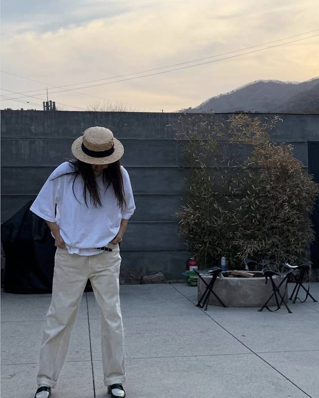 황신혜 자유분방 60대 패셔니스타 밀짚 모자에 박스티 딸랑 와이드 팬츠룩 뷰티는 내운명